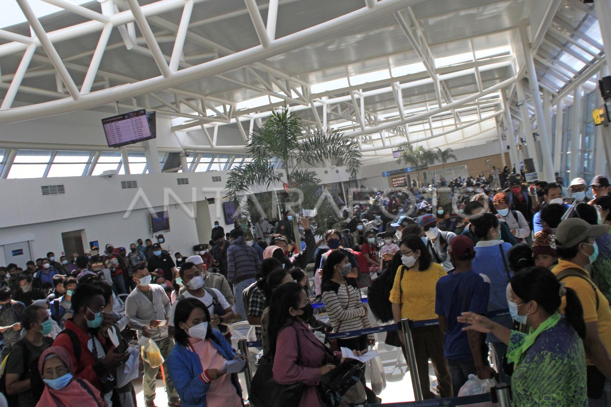 ANGULAR MOVEMENT AT AIRPORT EL TARI KUPANG ANTARA Foto