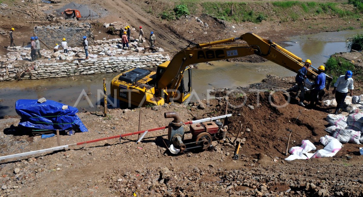 NORMALISASI SUNGAI | ANTARA Foto