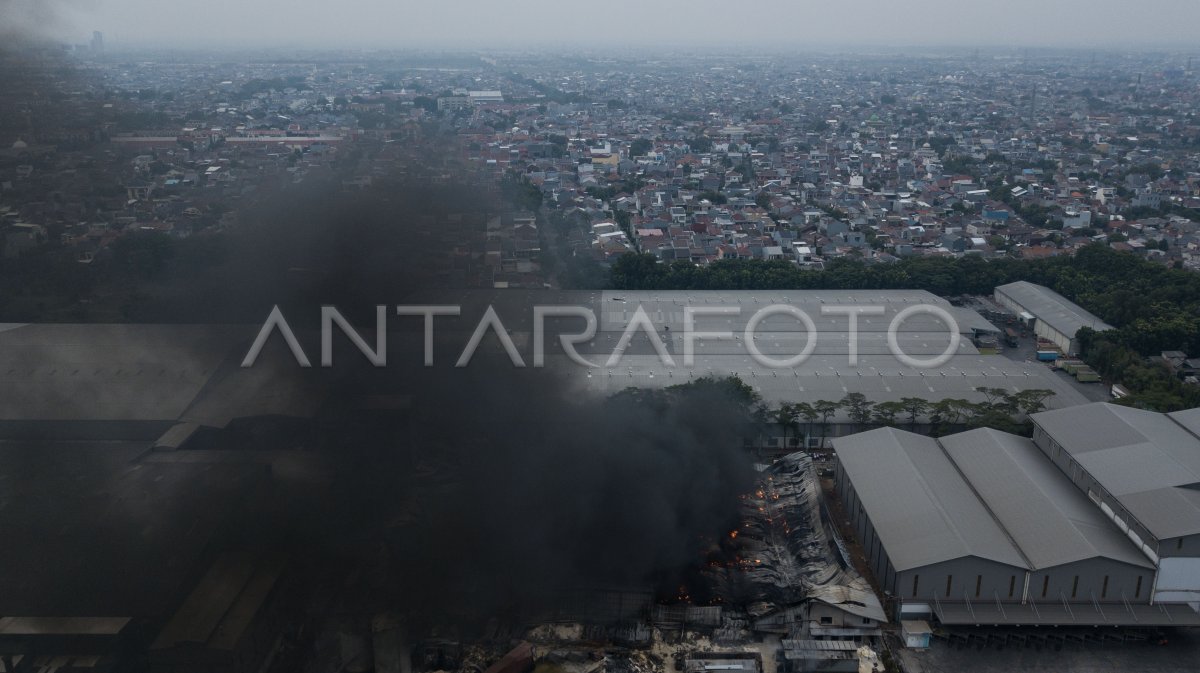 Kebakaran pabrik pakan ternak di Bekasi | ANTARA Foto