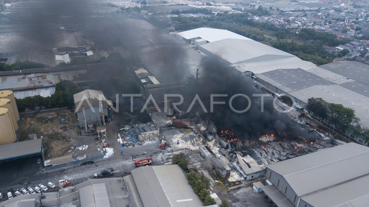Kebakaran pabrik pakan ternak di Bekasi | ANTARA Foto