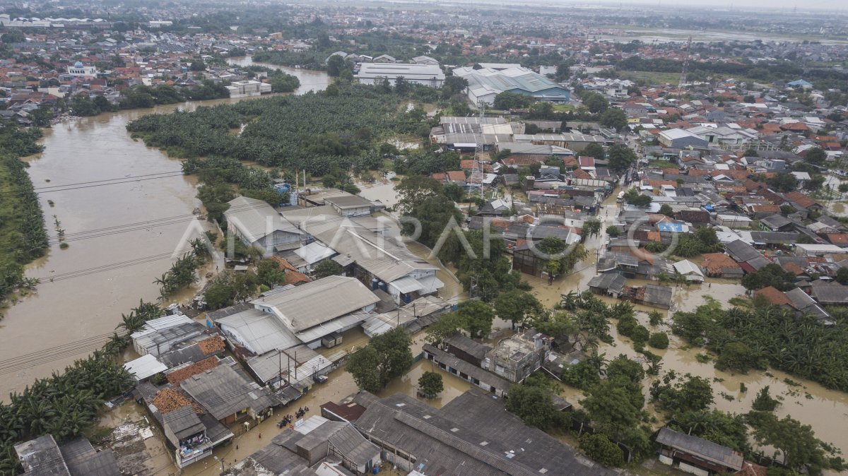 BANJIR AKIBAT LUAPAN KALI BEKASI | ANTARA Foto