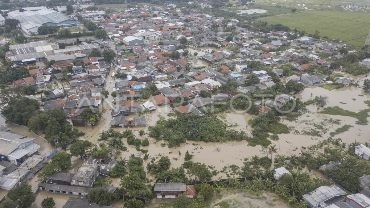 BANJIR AKIBAT LUAPAN KALI BEKASI | ANTARA Foto