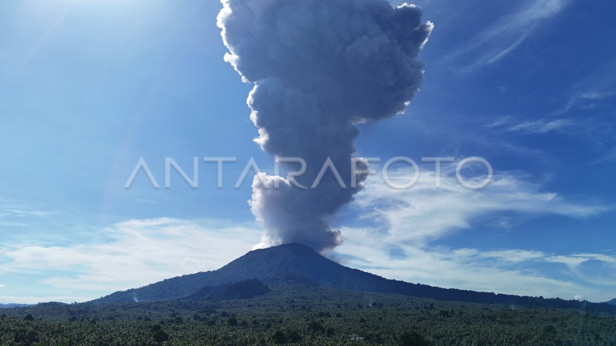 Gunung Ibu di Halmahera Barat kembali erupsi | ANTARA Foto