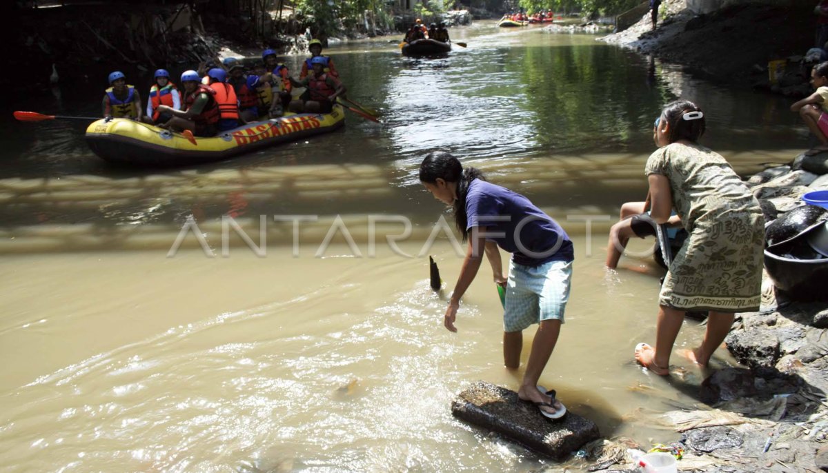 PEMBERSIHAN SUNGAI | ANTARA Foto
