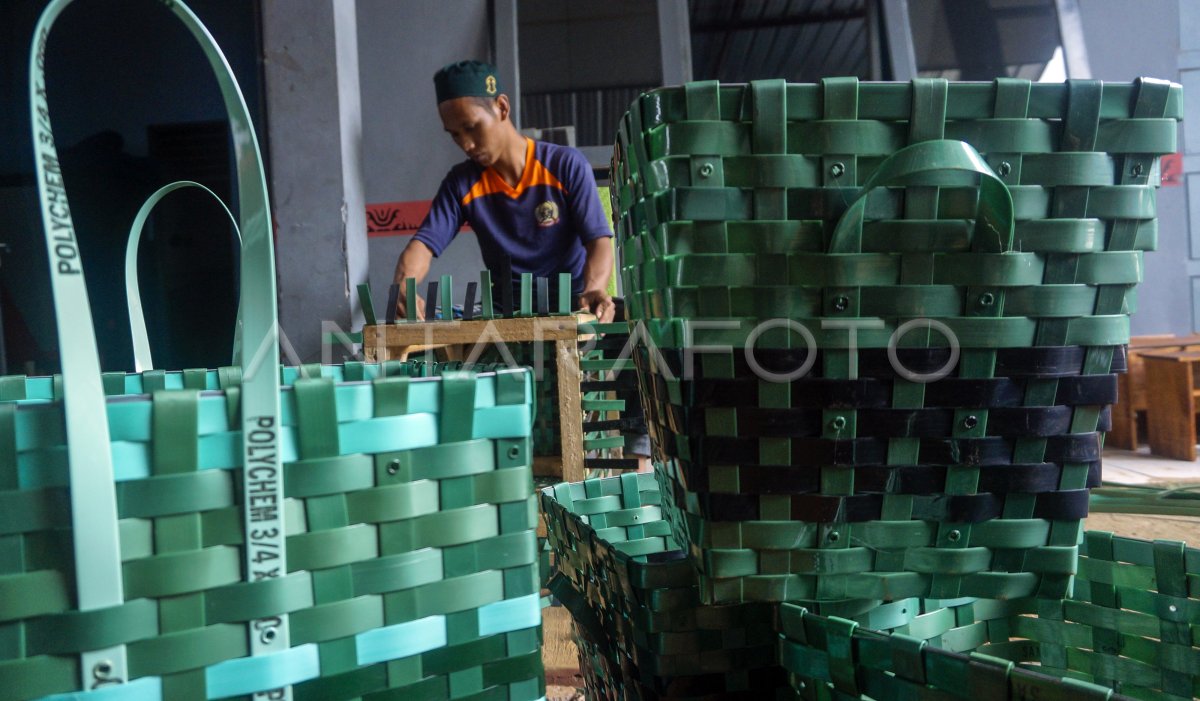 KERAJINAN WARGA BINAAN RUTAN BATANG | ANTARA Foto KERAJINAN WARGA BINAAN RUTAN BATANG | ANTARA Foto