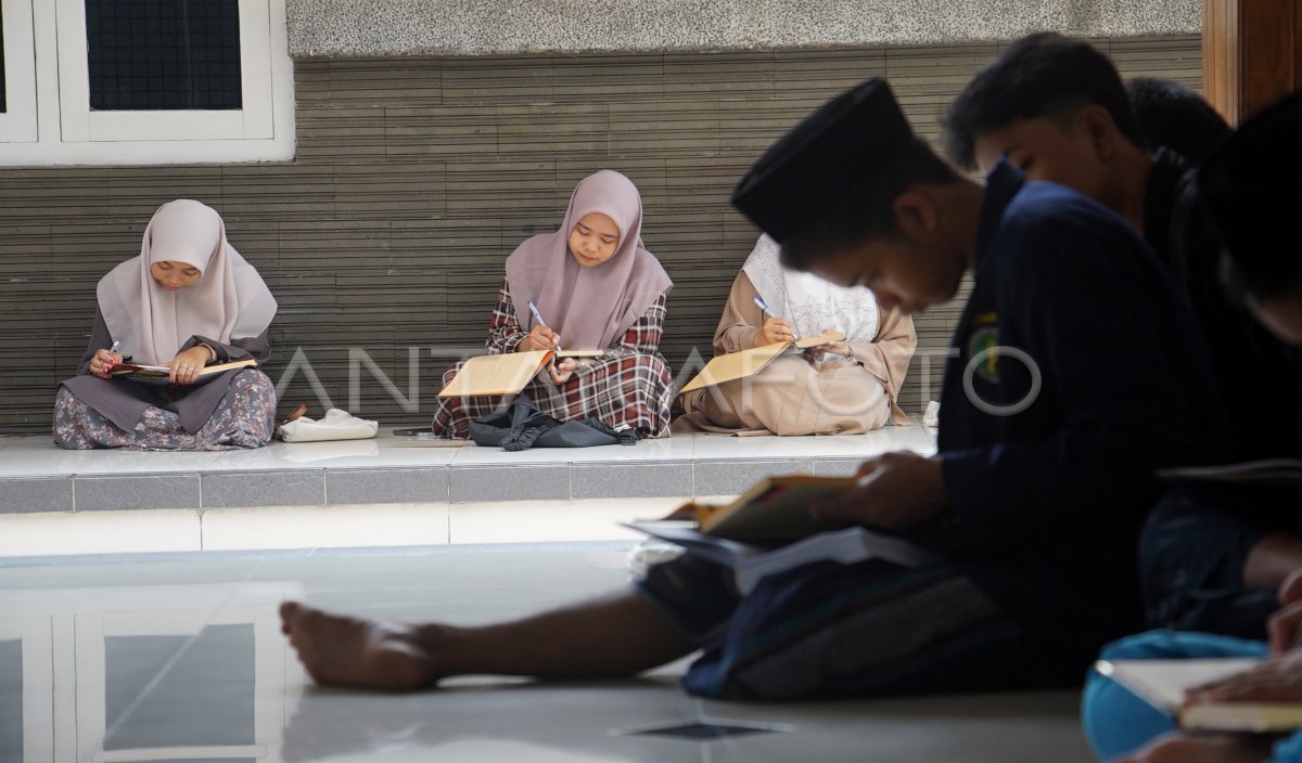 Ngaji kitab kuning di Jombang | ANTARA Foto