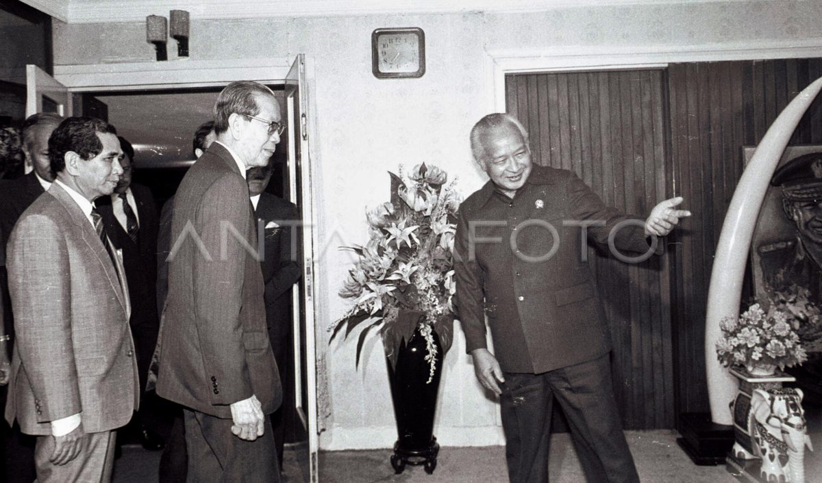 PRESIDEN SOEHARTO TERIMA PEMIMPIN KAMBOJA KELOMPOK KPNLF | ANTARA Foto PRESIDEN SOEHARTO TERIMA PEMIMPIN KAMBOJA KELOMPOK KPNLF | ANTARA Foto