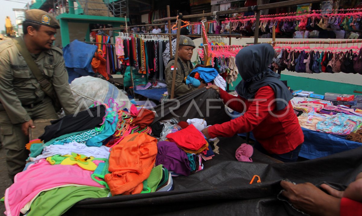 PENERTIBAN PEDAGANG KAKI LIMA | ANTARA Foto PENERTIBAN PEDAGANG KAKI LIMA | ANTARA Foto