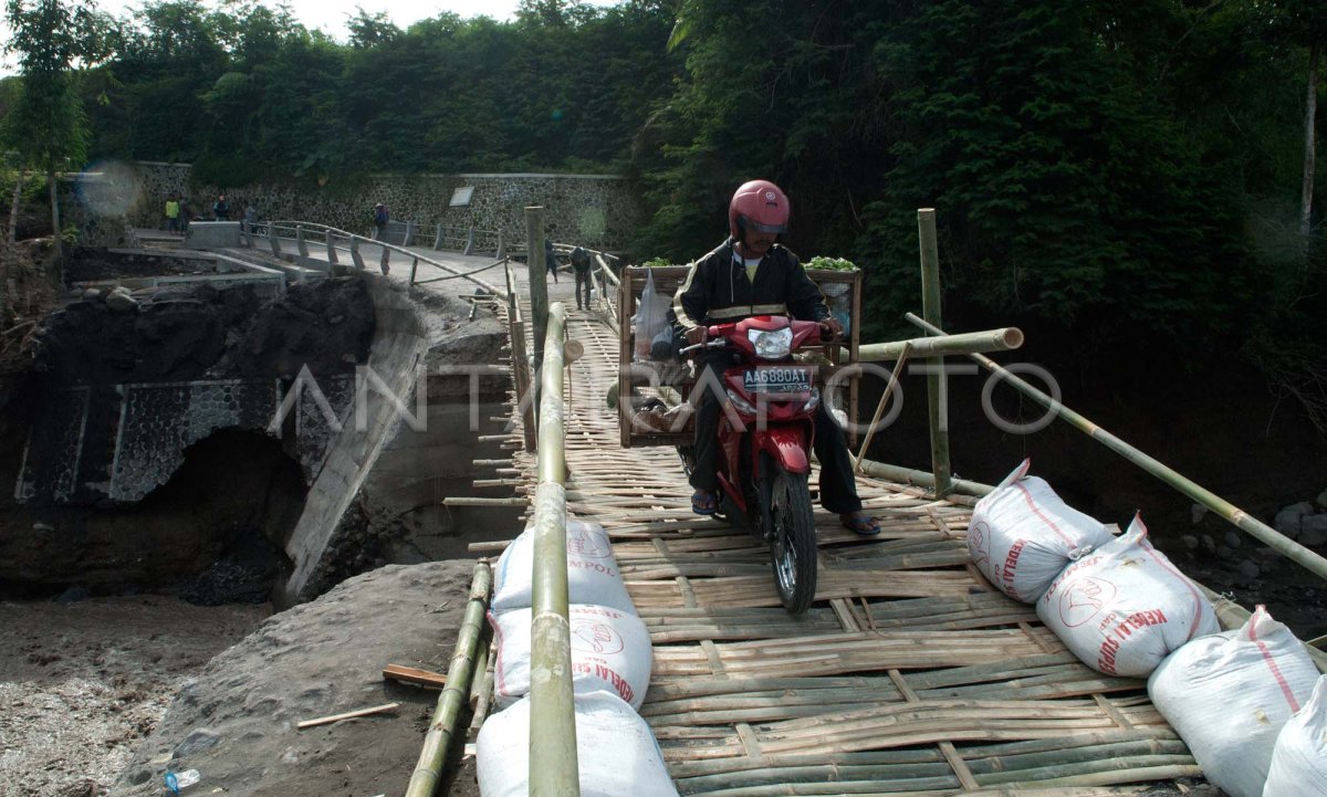 JEMBATAN DARURAT | ANTARA Foto JEMBATAN DARURAT | ANTARA Foto