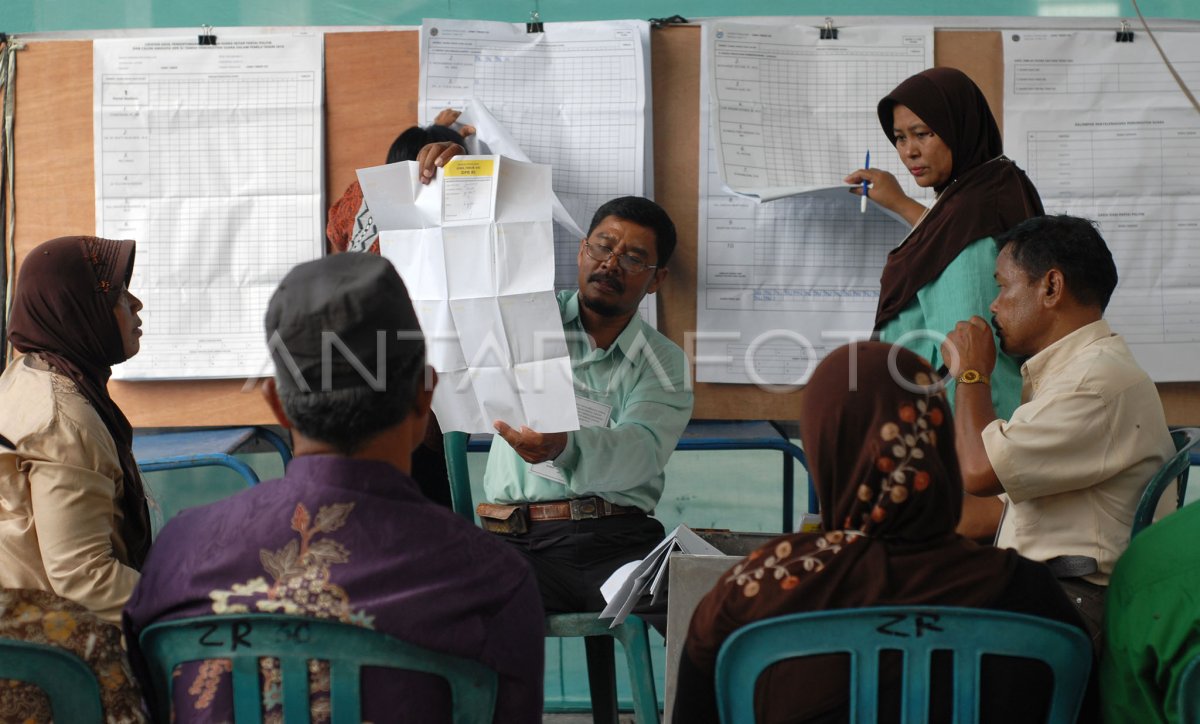 PENGHITUNGAN SUARA DI TPS | ANTARA Foto