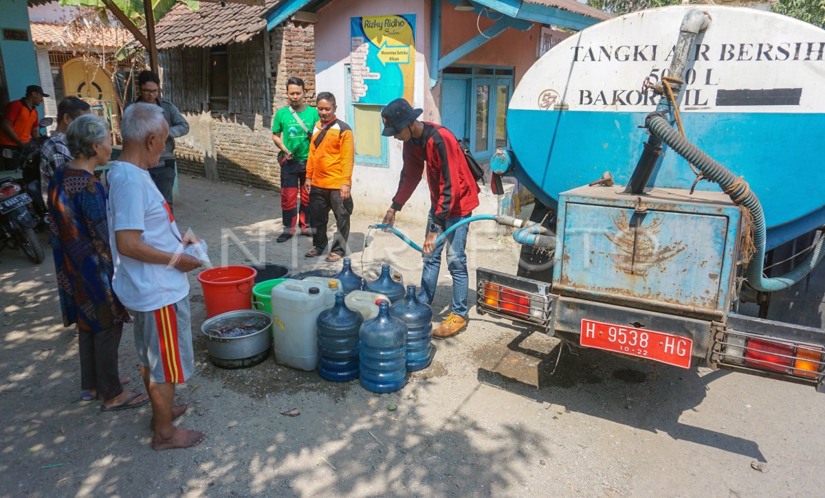 BANTUAN AIR BERSIH BPBD | ANTARA Foto