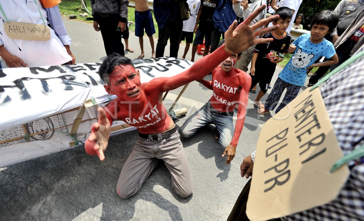 AKSI TEATRIKAL TOL REFORMASI MAKASSAR | ANTARA Foto AKSI TEATRIKAL TOL REFORMASI MAKASSAR | ANTARA Foto