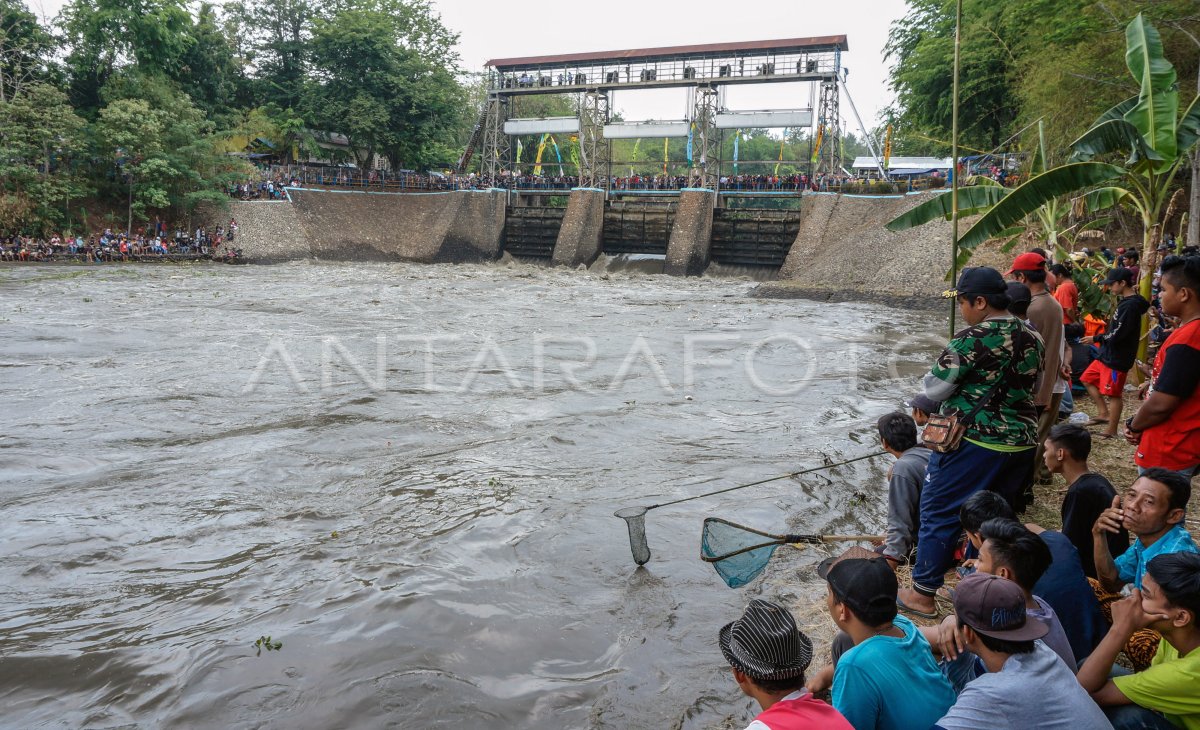 BEDAH PINTU BENDUNG GEMBIRO | ANTARA Foto BEDAH PINTU BENDUNG GEMBIRO | ANTARA Foto
