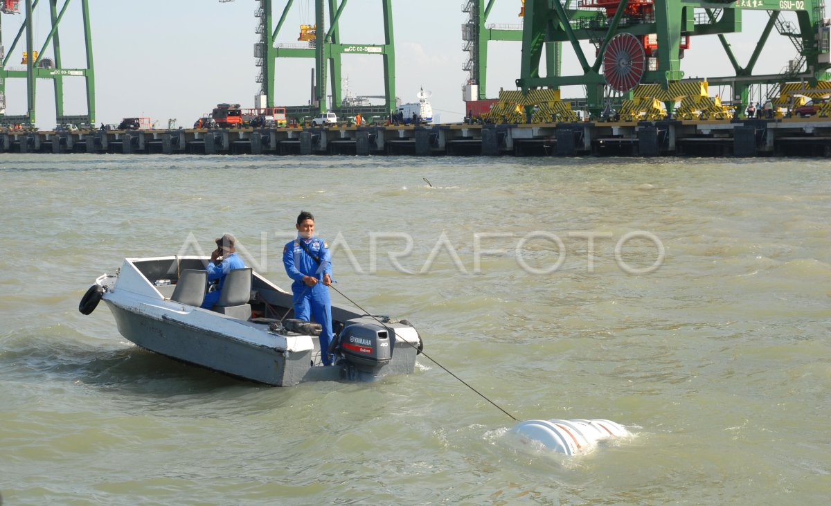 EVAKUASI KAPAL TENGGELAM | ANTARA Foto
