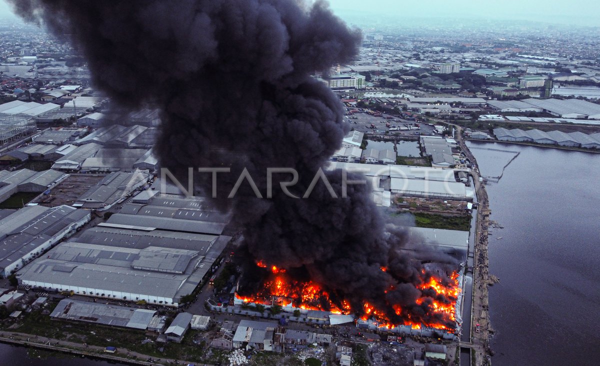 Kebakaran pabrik produksi sepeda di Semarang | ANTARA Foto