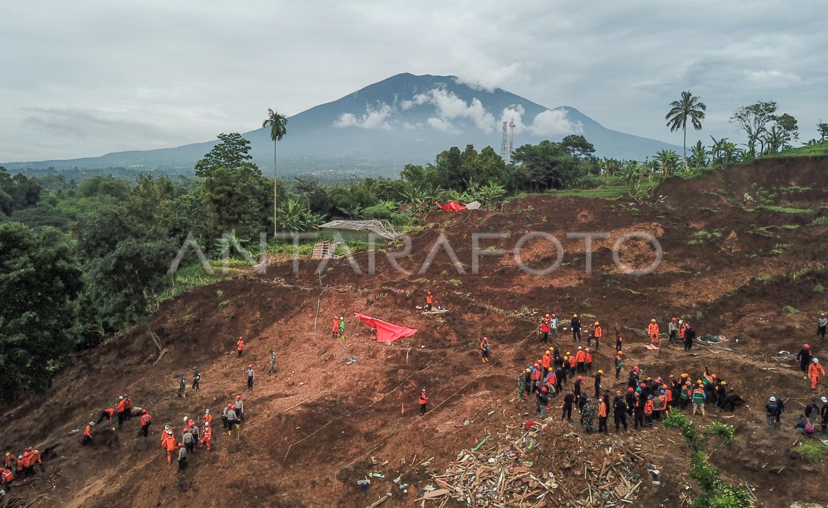 PENCARIAN KORBAN TERTIMBUN LONGSOR AKIBAT GEMPA CIANJUR | ANTARA Foto