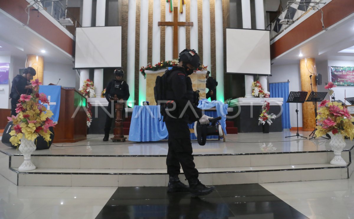 STERILISASI GEREJA JELANG MISA NATAL DI TERNATE | ANTARA Foto