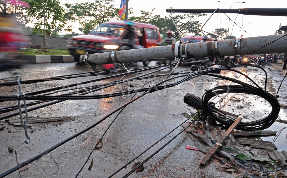 TIANG LISTRIK TUMBANG | ANTARA Foto