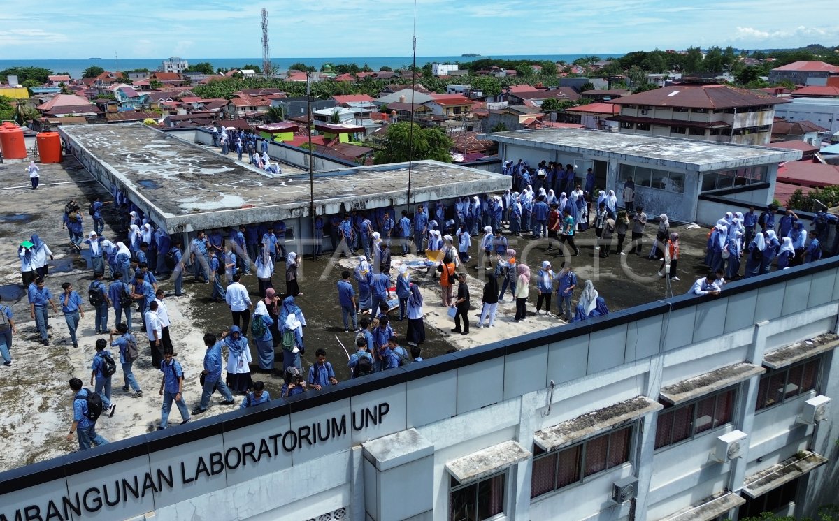 Simulasi antisipasi gempa dan tsunami di sekolah | ANTARA Foto
