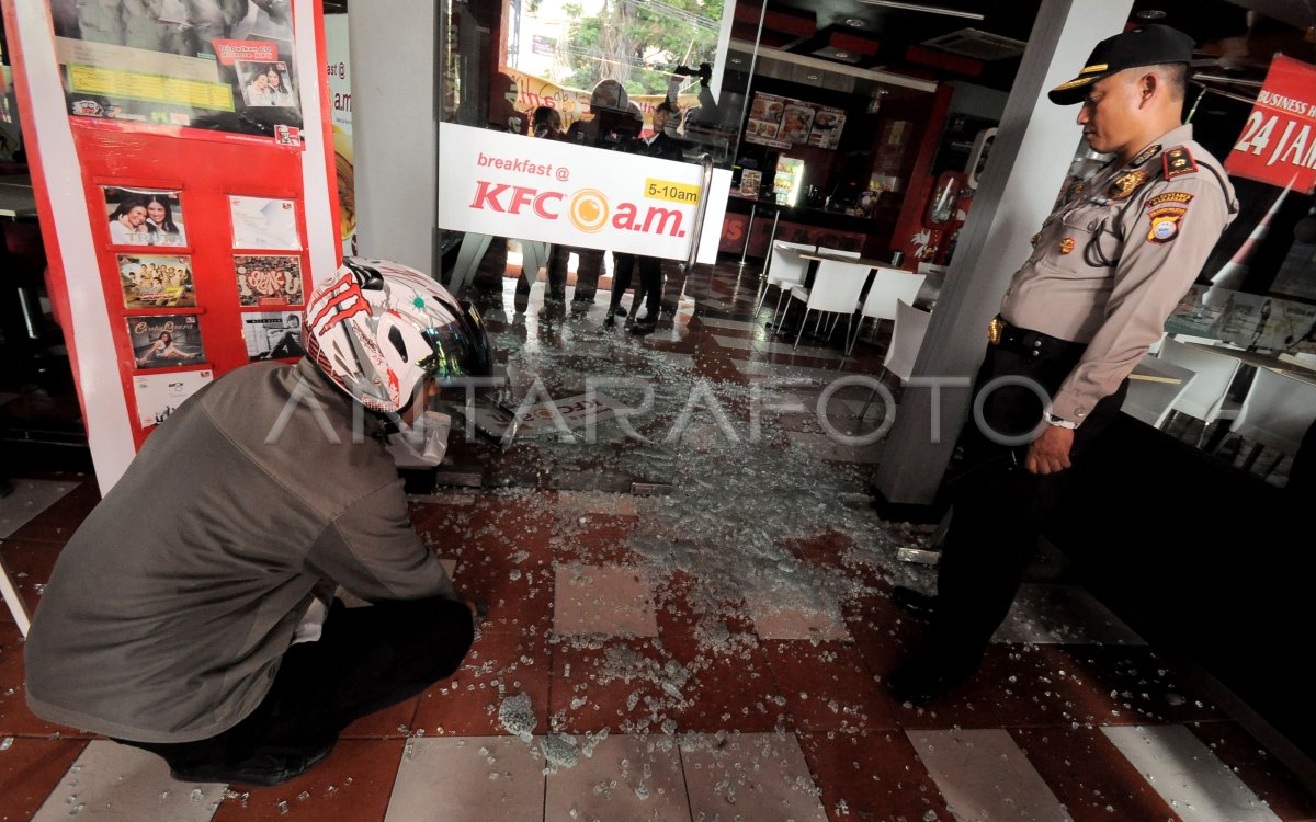 PENGRUSAKAN KFC | ANTARA Foto
