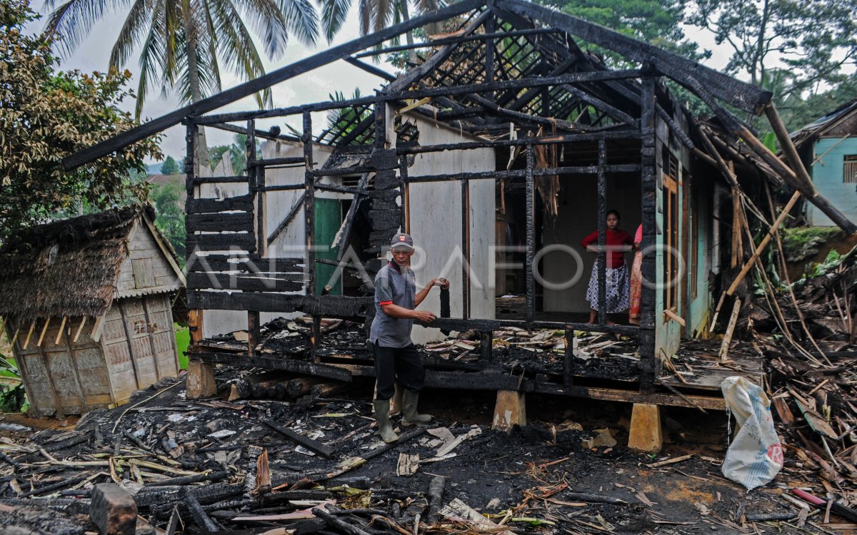 KEBAKARAN RUMAH ADAT DI LEBAK | ANTARA Foto