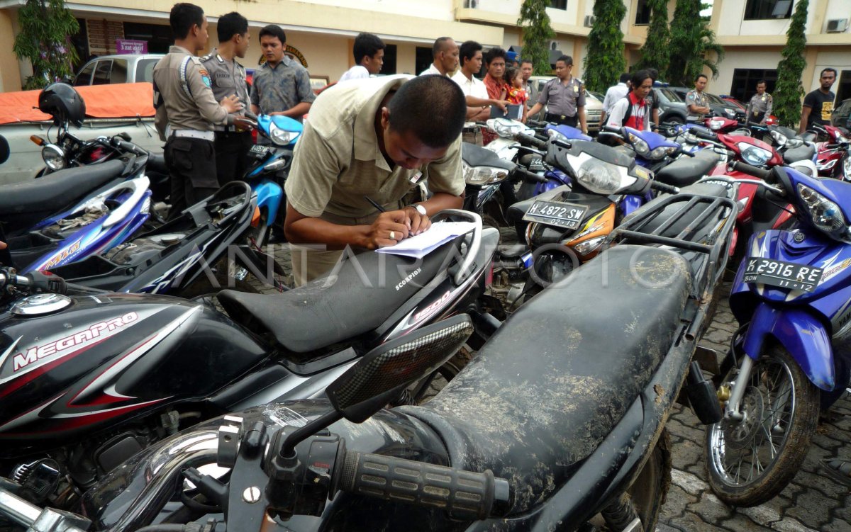 SEPEDA MOTOR CURIAN | ANTARA Foto