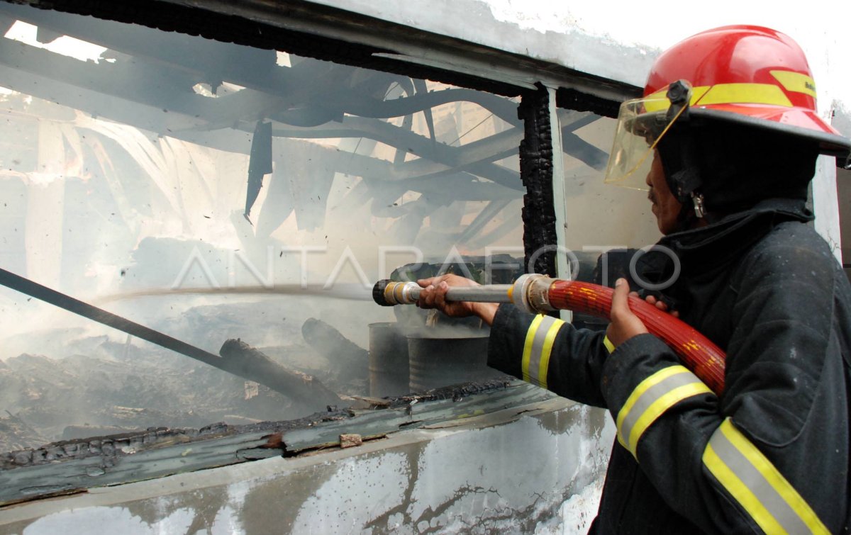 KEBAKARAN PABRIK | ANTARA Foto