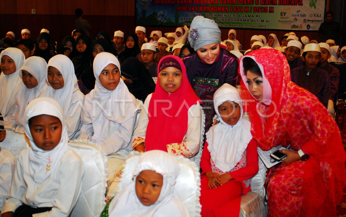 SANTUNI ANAK YATIM | ANTARA Foto