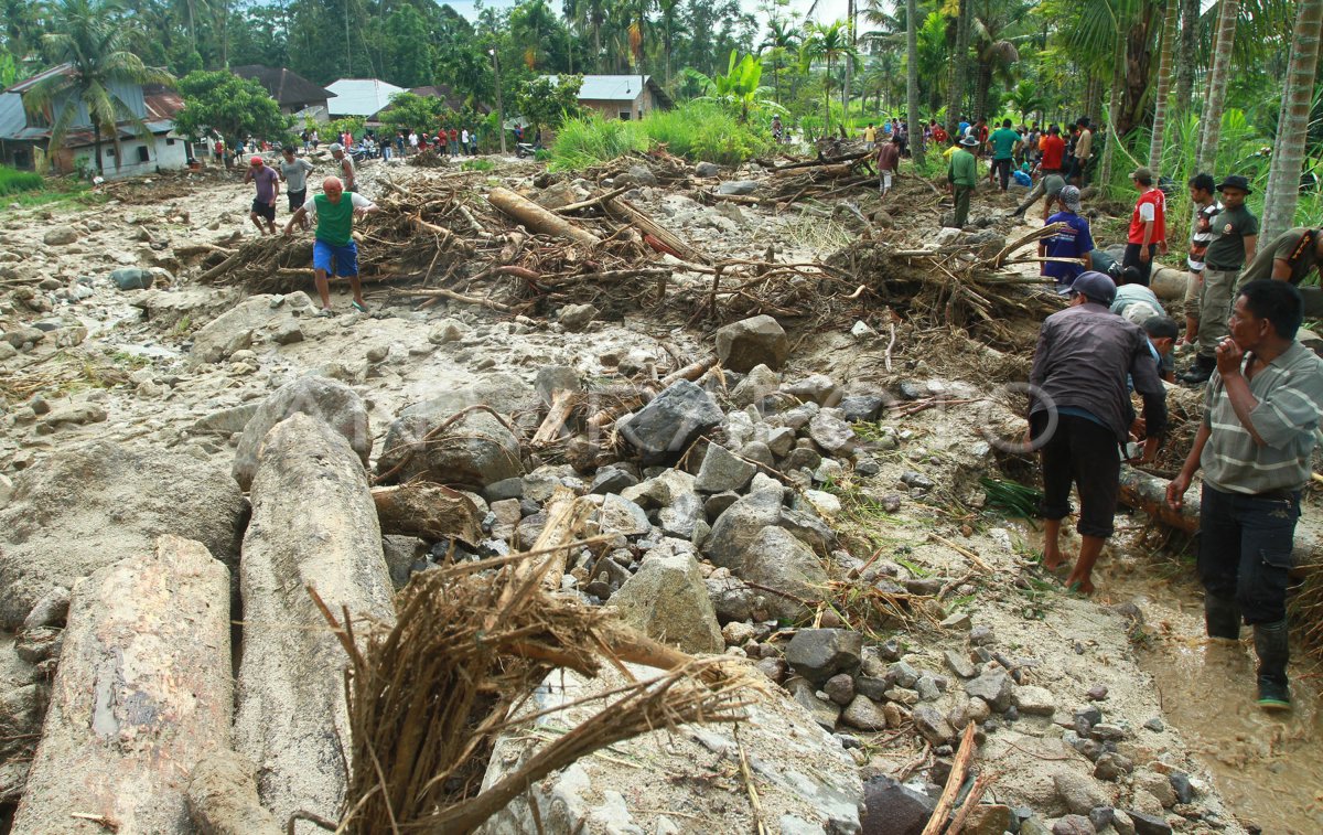 BANJIR BANDANG AGAM | ANTARA Foto