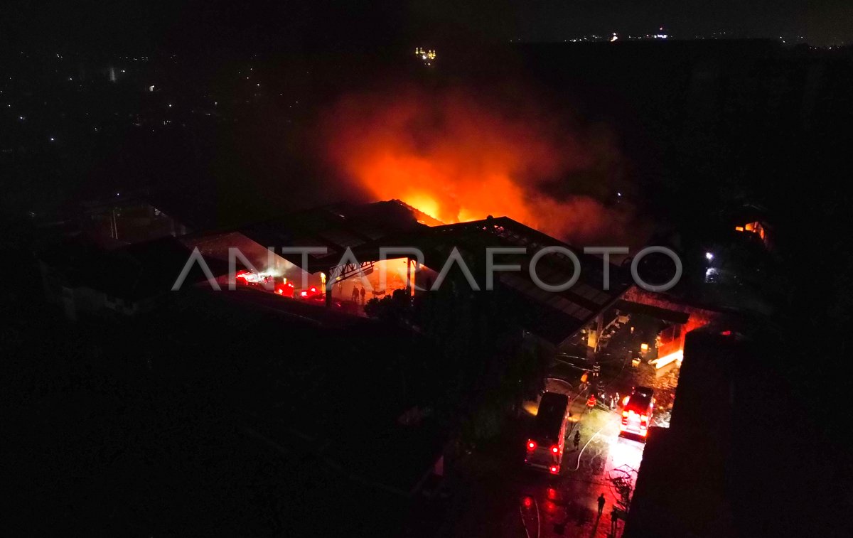 Upaya pemadaman kebakaran pabrik karet di Padang | ANTARA Foto