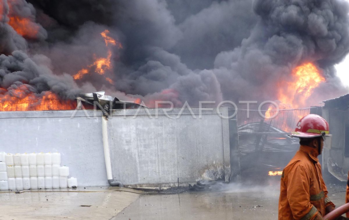 KEBAKARAN PABRIK THINER | ANTARA Foto