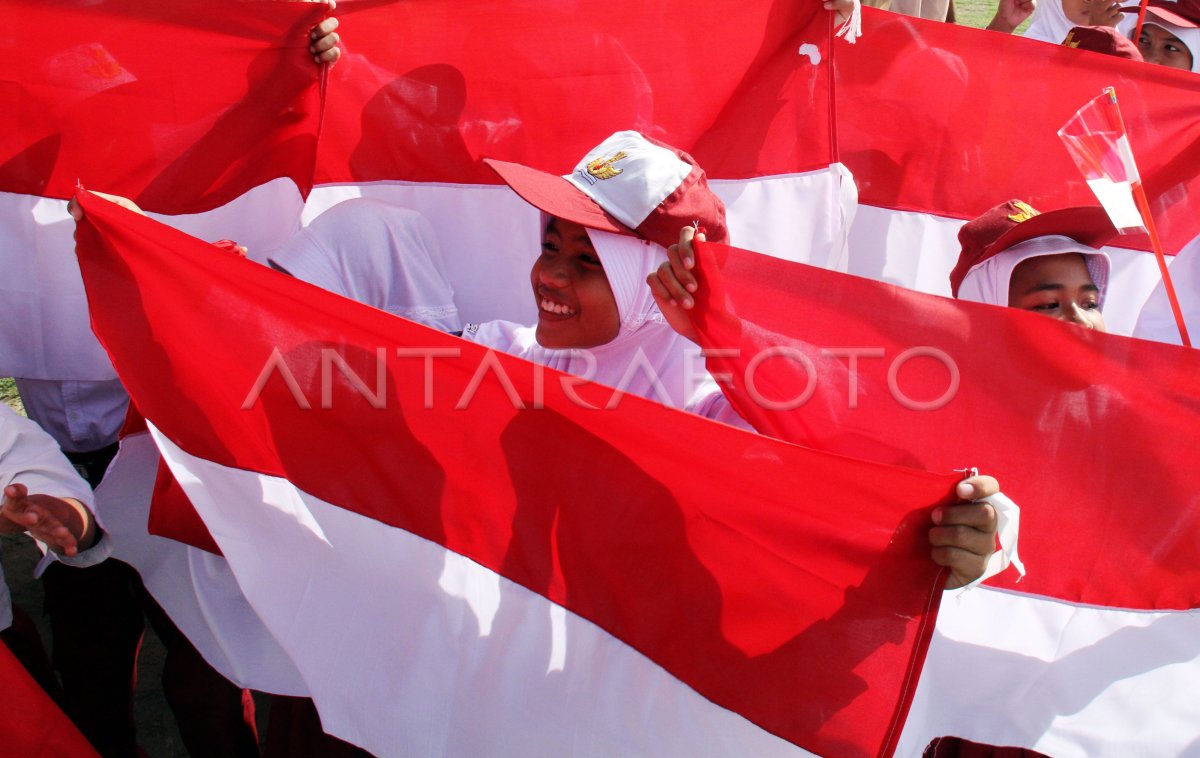 Gerakan Pembagian 10 juta Bendera Merah Putih 2024 | ANTARA Foto Gerakan Pembagian 10 juta Bendera Merah Putih 2024 | ANTARA Foto