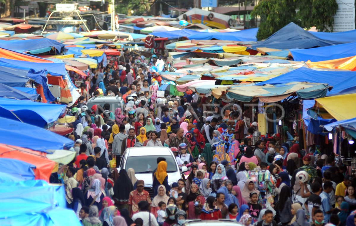 BELANJA KEBUTUHAN LEBARAN | ANTARA Foto