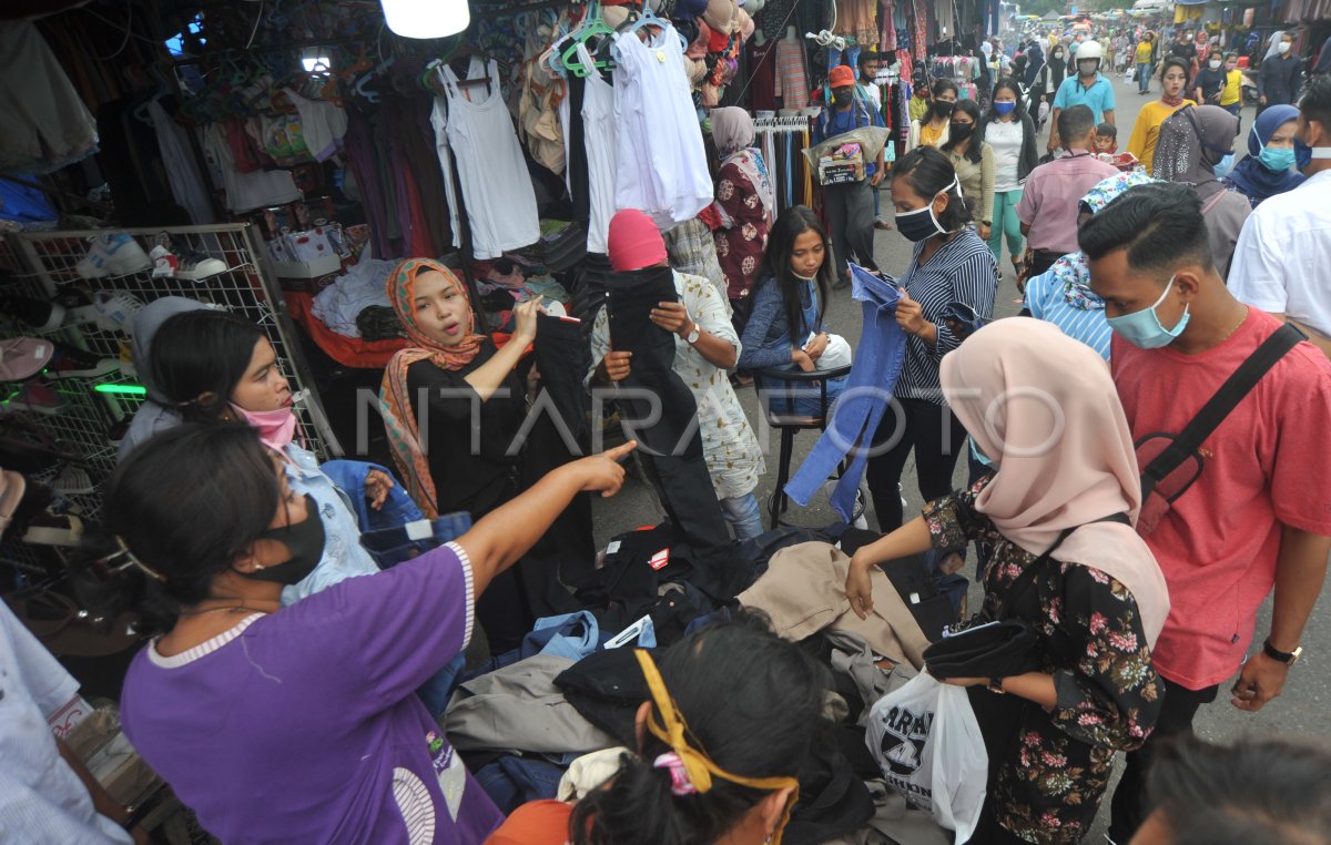 WARGA BERBURU BAJU LEBARAN | ANTARA Foto