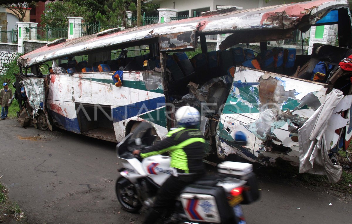KECELAKAAN BUS | ANTARA Foto