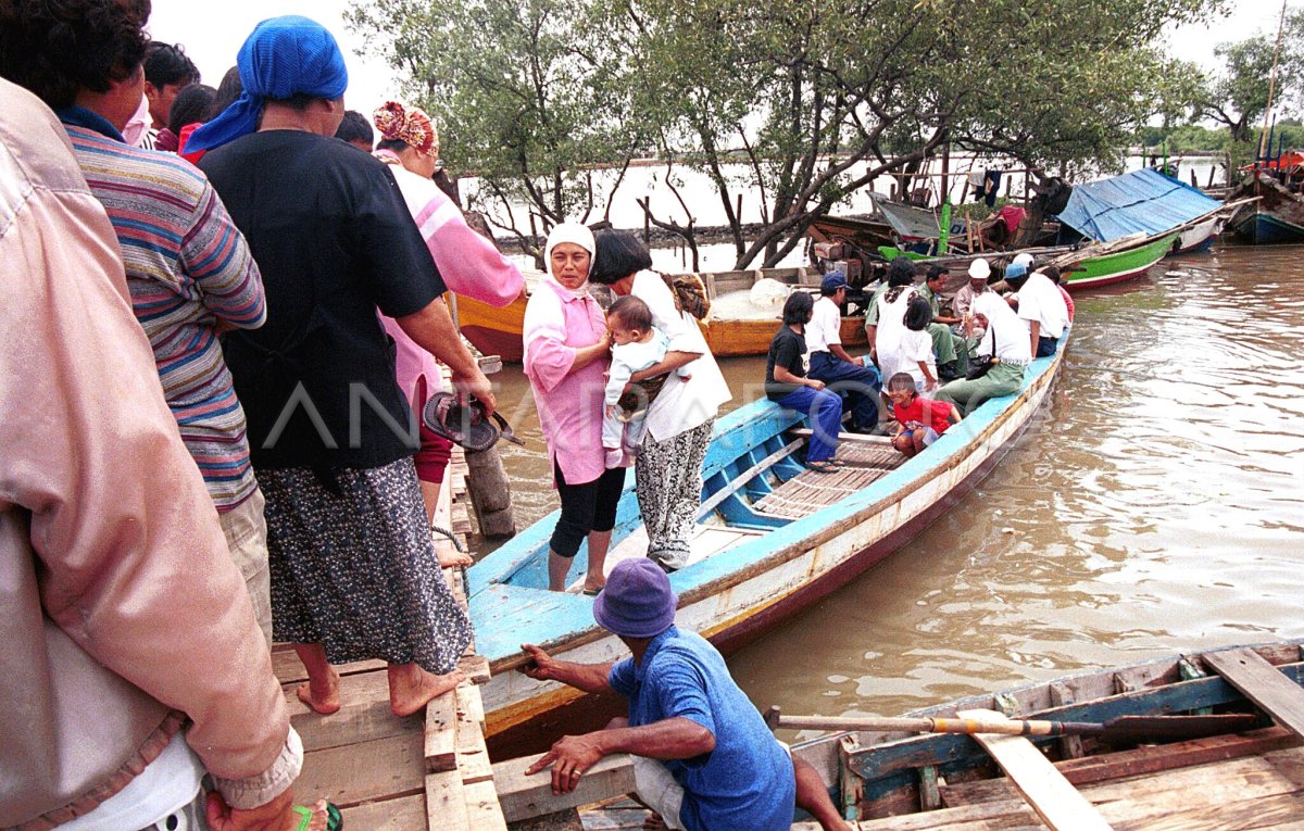 BANTUAN KORBAN BANJIR MARUNDA | ANTARA Foto
