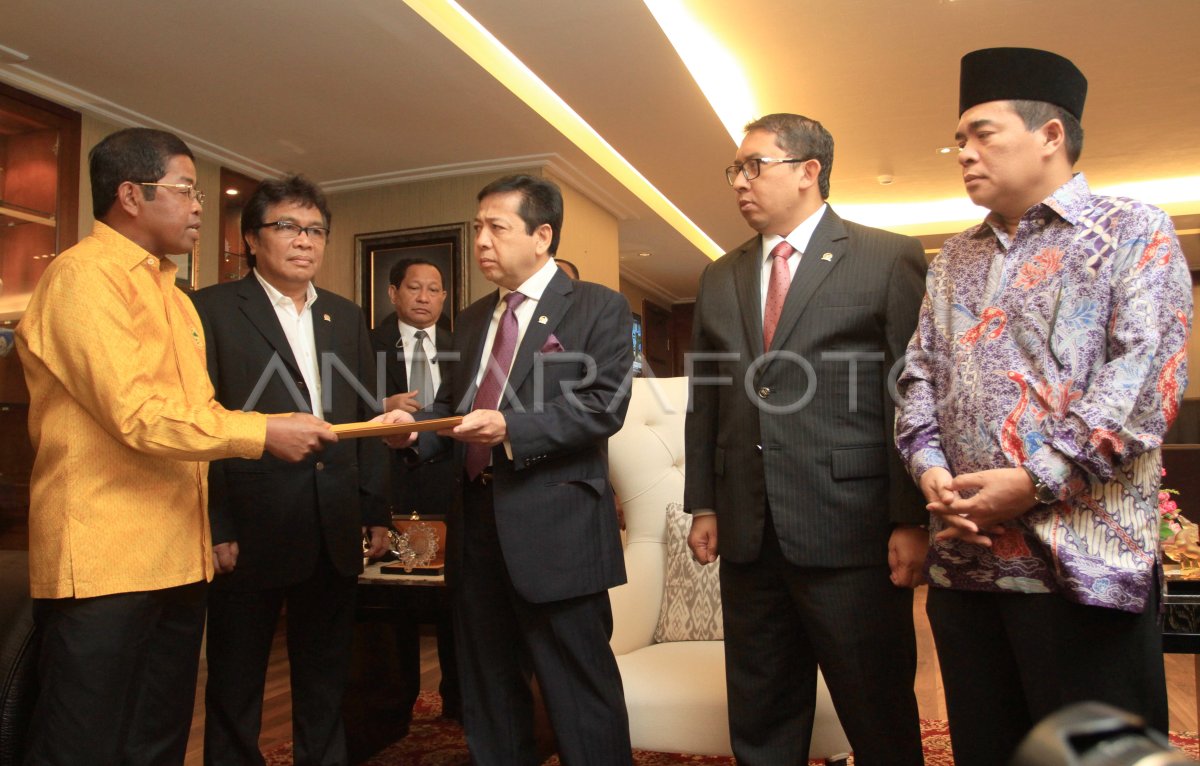 SERAHKAN SURAT MAHKAMAH PARTAI | ANTARA Foto