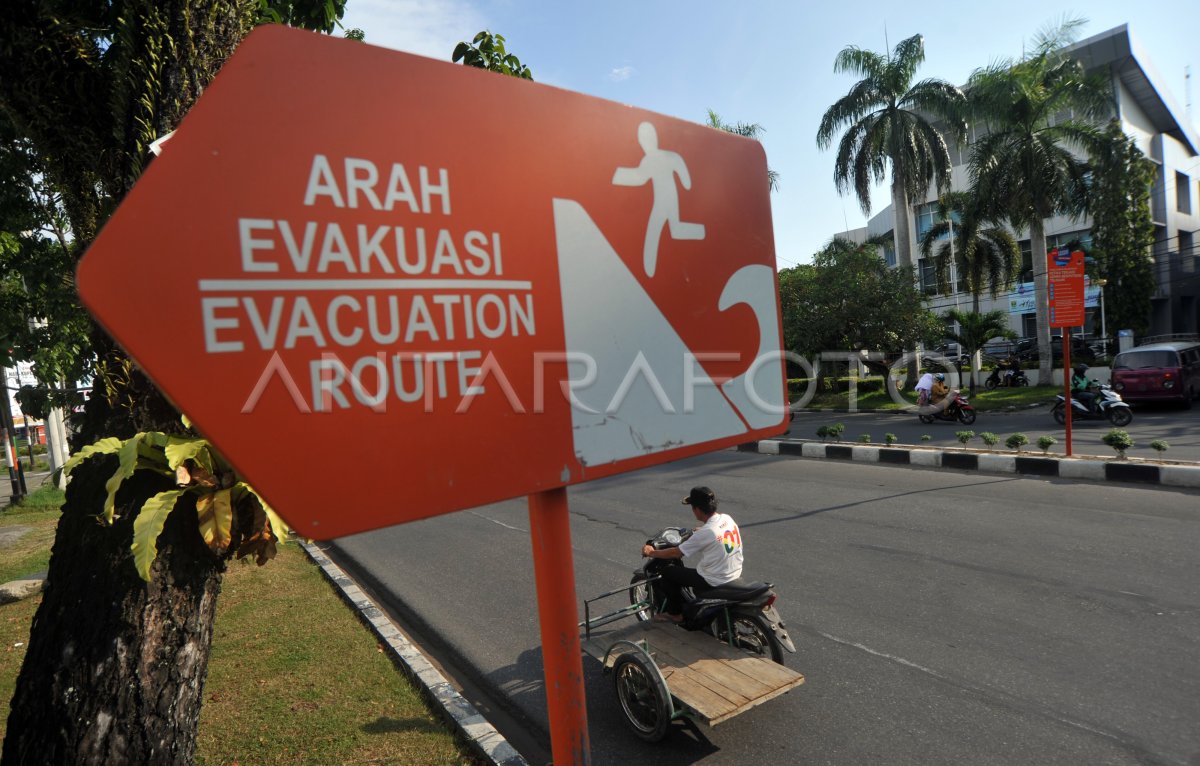 RAMBU-RAMBU EVAKUASI BENCANA | ANTARA Foto