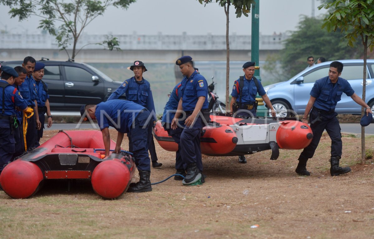 LATIHAN TANGGAP BENCANA | ANTARA Foto