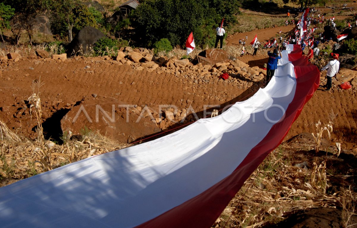 PEMBENTANGAN BENDERA MERAH PUTIH | ANTARA Foto