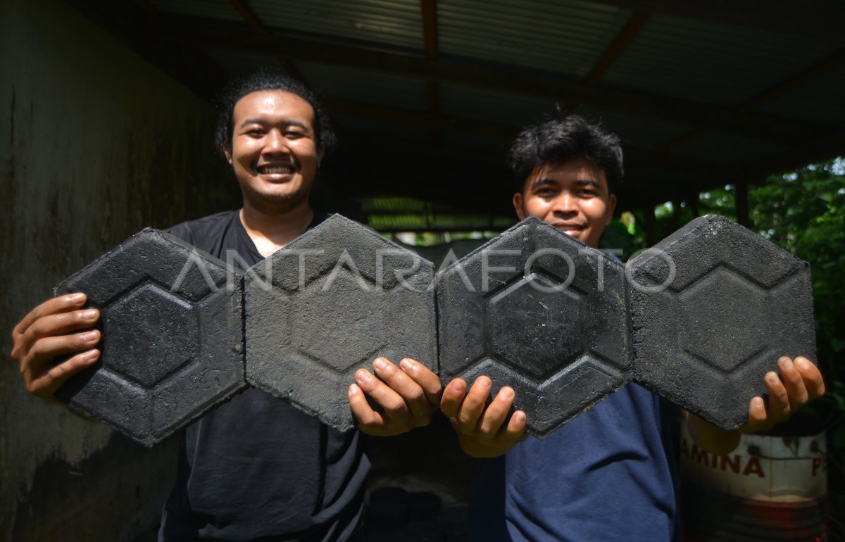 Produksi paving blok berbahan sampah plastik di Padang | ANTARA Foto