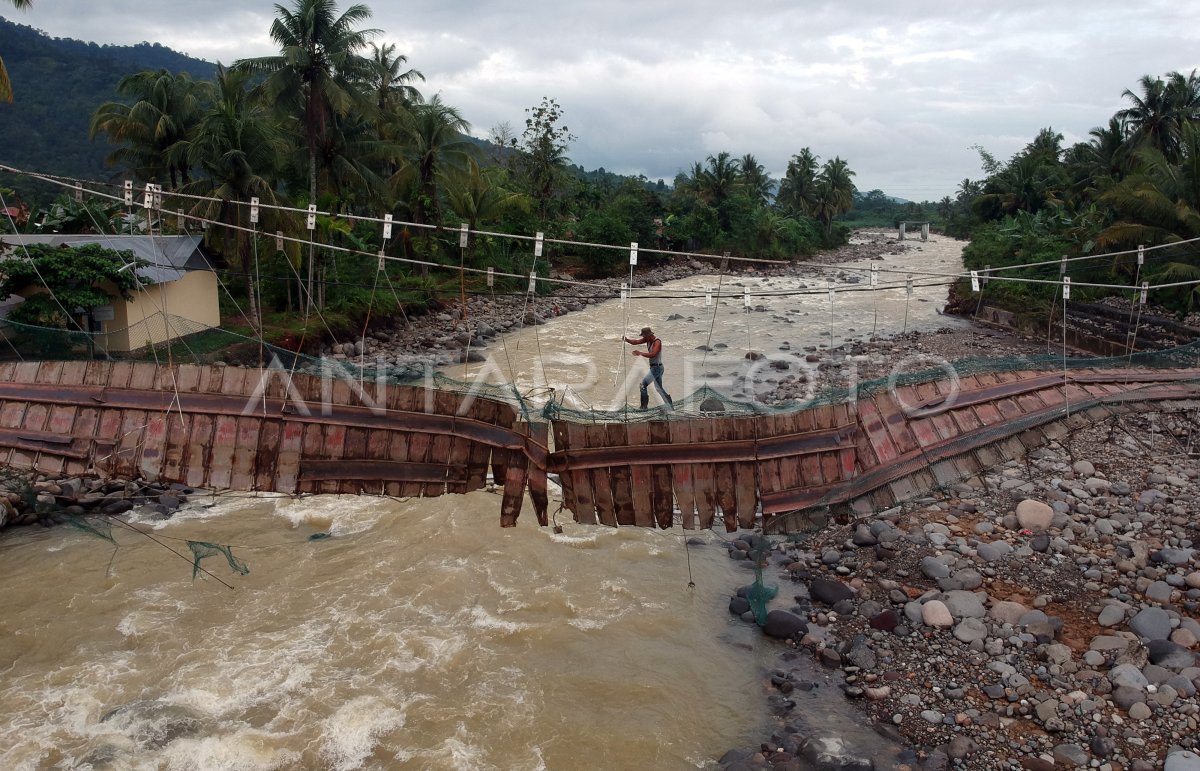 MELEWATI JEMBATAN RUSAK | ANTARA Foto