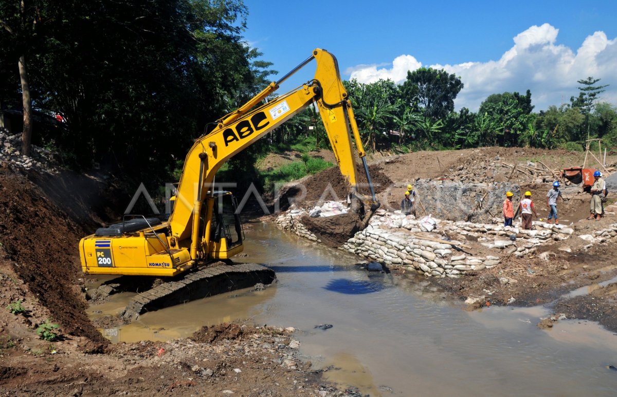 NORMALISASI SUNGAI | ANTARA Foto