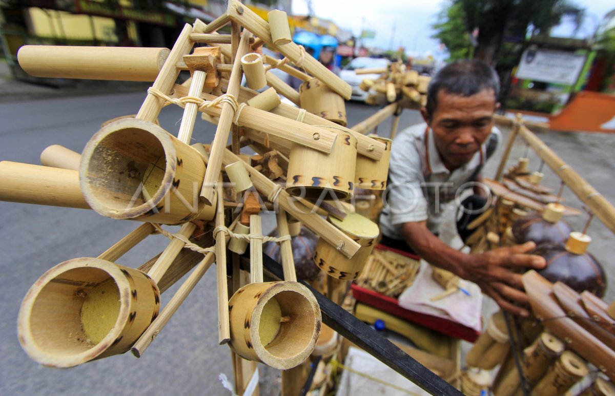 KERAJINAN DARI BAMBU | ANTARA Foto