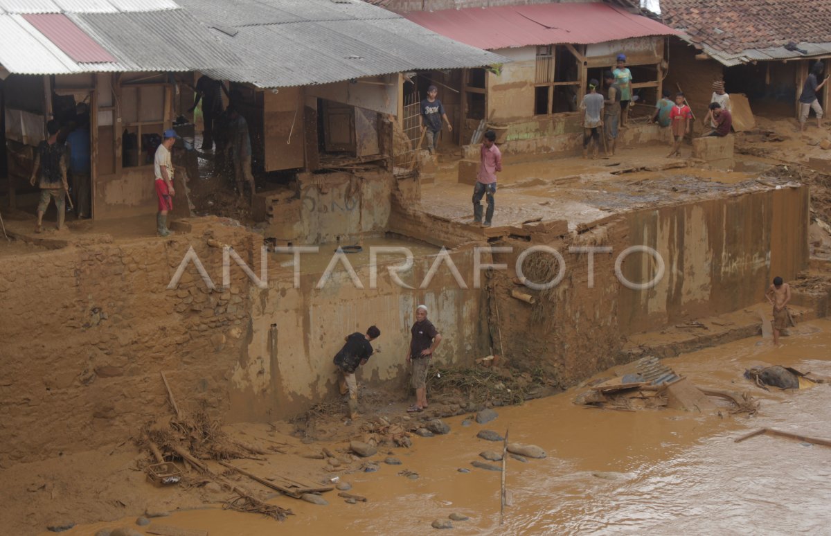 GOTONG ROYONG BERSIHKAN LUMPUR | ANTARA Foto GOTONG ROYONG BERSIHKAN LUMPUR | ANTARA Foto