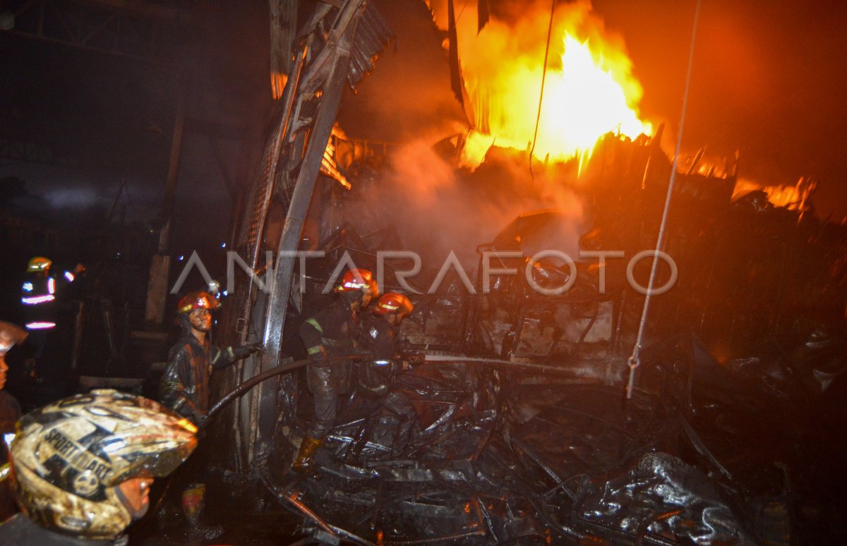 Upaya pemadaman kebakaran pabrik karet di Padang | ANTARA Foto