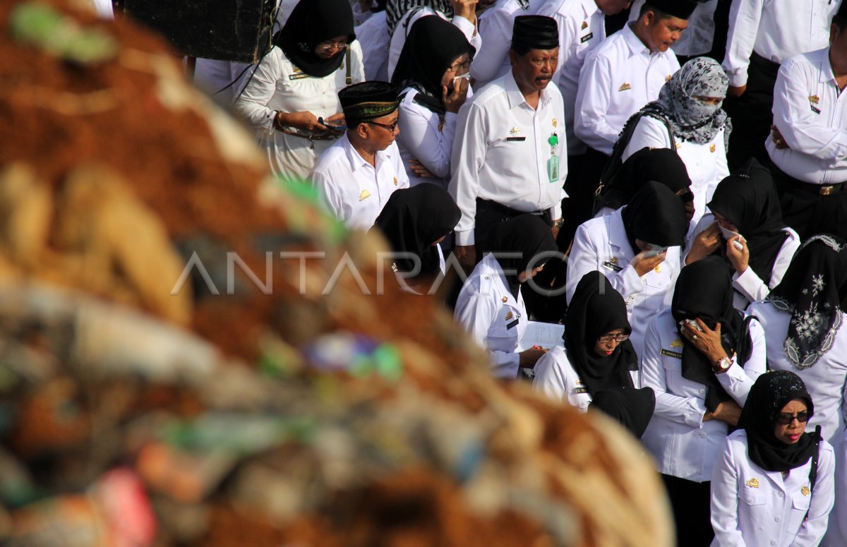 PELANTIKAN KEPALA SEKOLAH DI TPA | ANTARA Foto PELANTIKAN KEPALA SEKOLAH DI TPA | ANTARA Foto