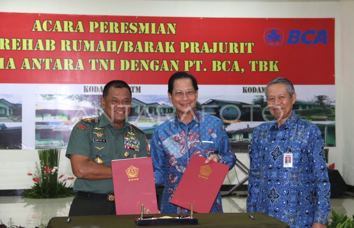 SERAH TERIMA PERBAIKAN FASILITAS | ANTARA Foto