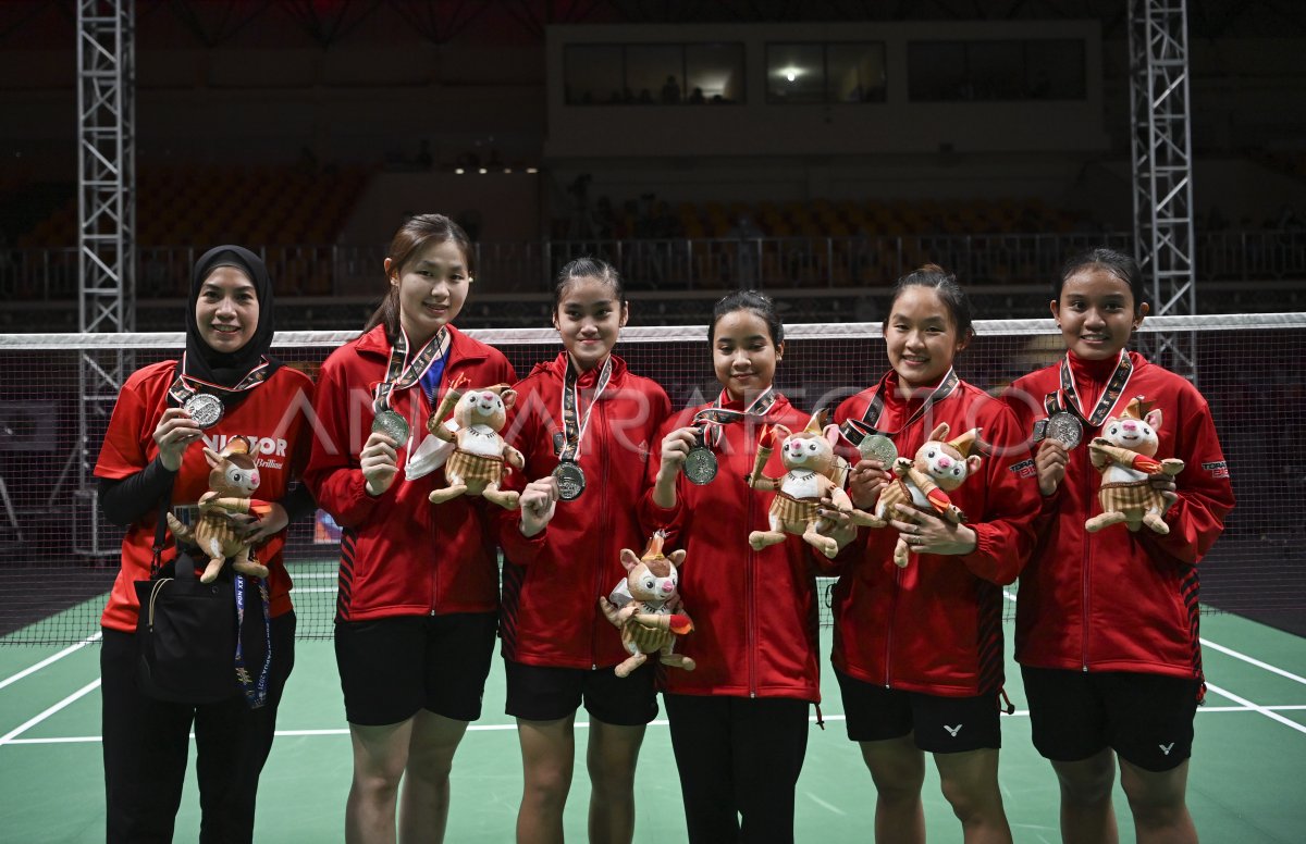 TIM BULU TANGKIS PUTRI JAWA TIMUR SABET MEDALI EMAS PON PAPUA | ANTARA Foto