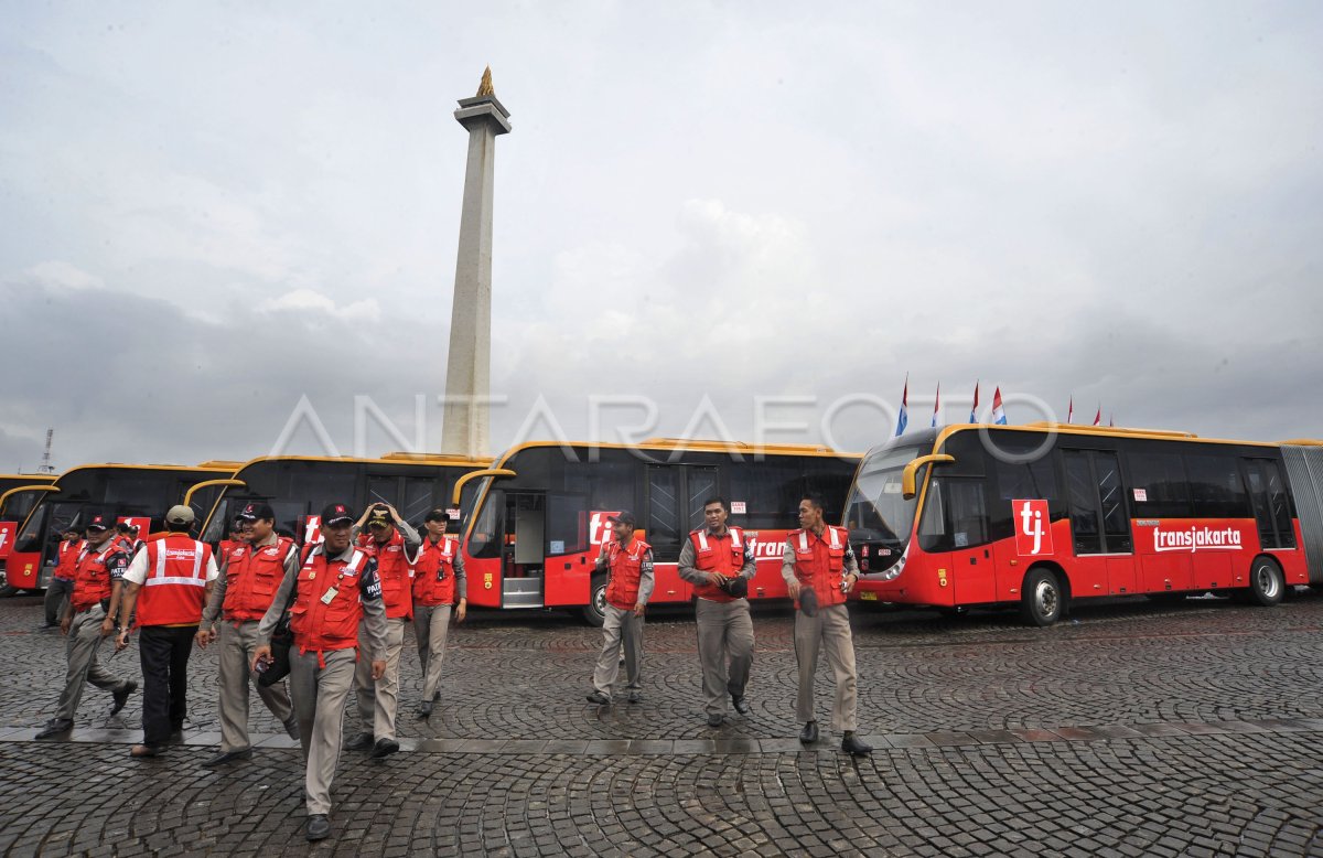 TAMBAH ARMADA TRANSJAKARTA | ANTARA Foto